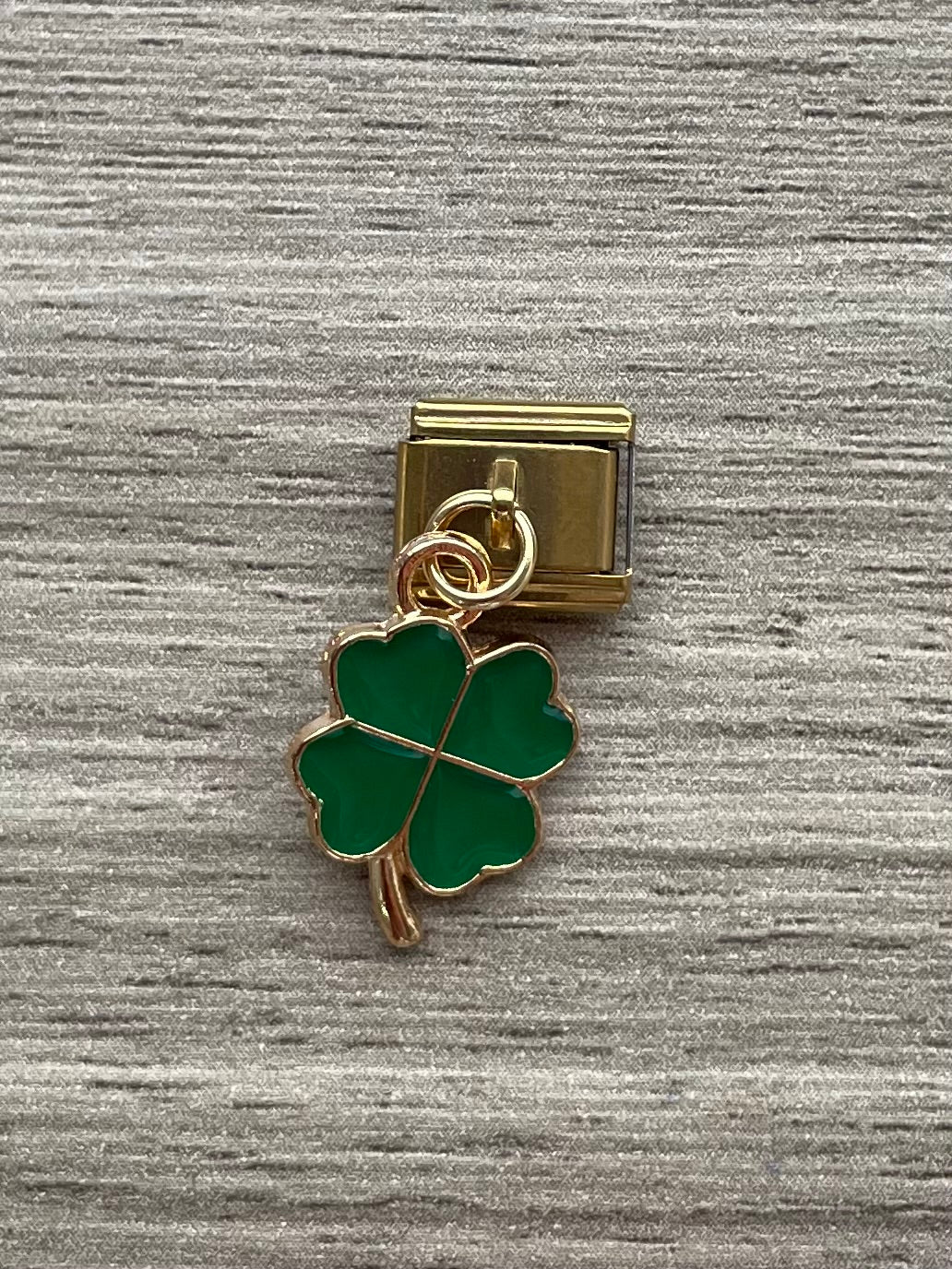 CHARM Trébol Colgante 🍀 – Diana Quinn